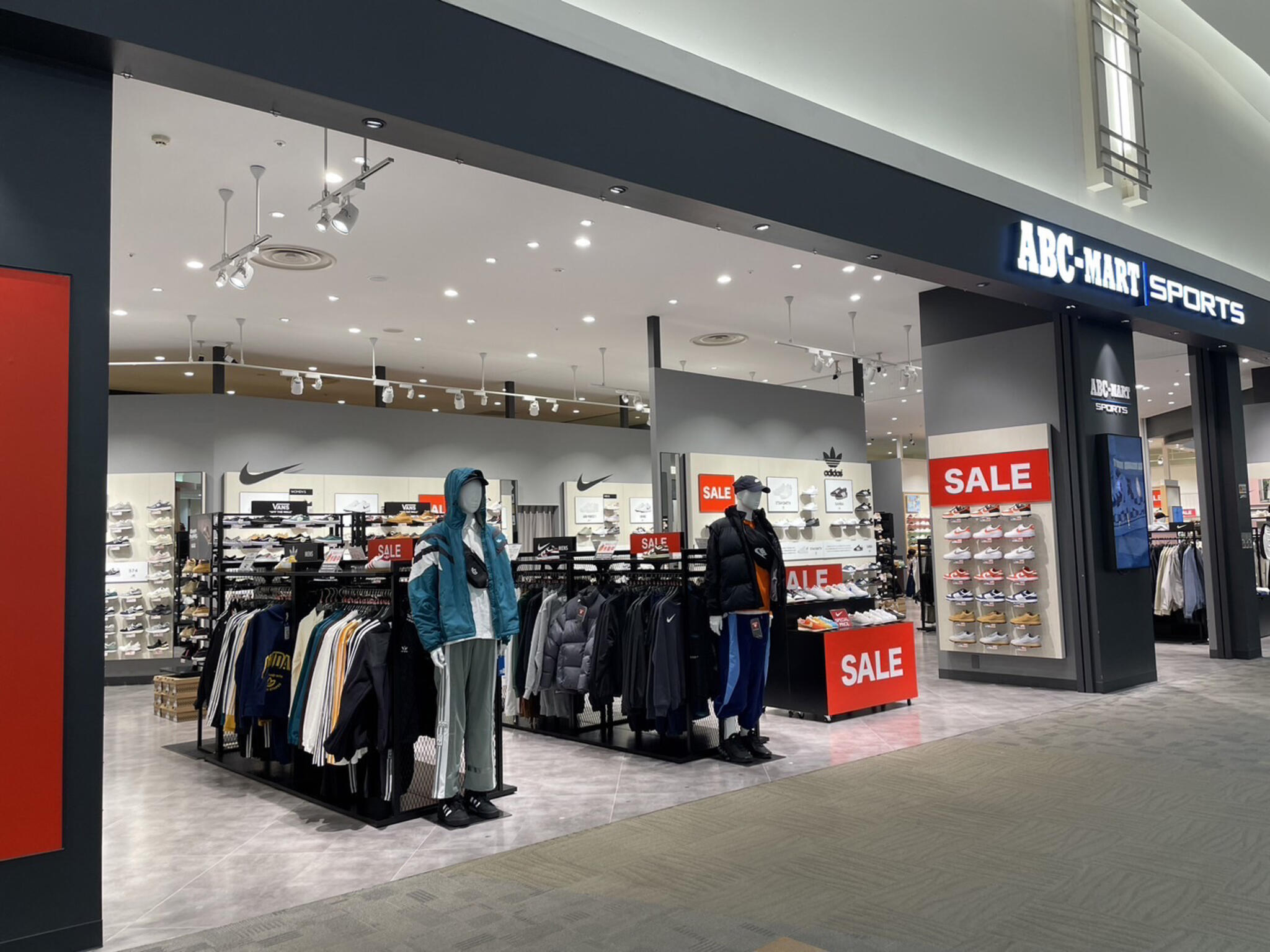 ABCマート SPORTSイオンモール日の出店 - 西多摩郡日の出町大字平井/靴店 | Yahoo!マップ