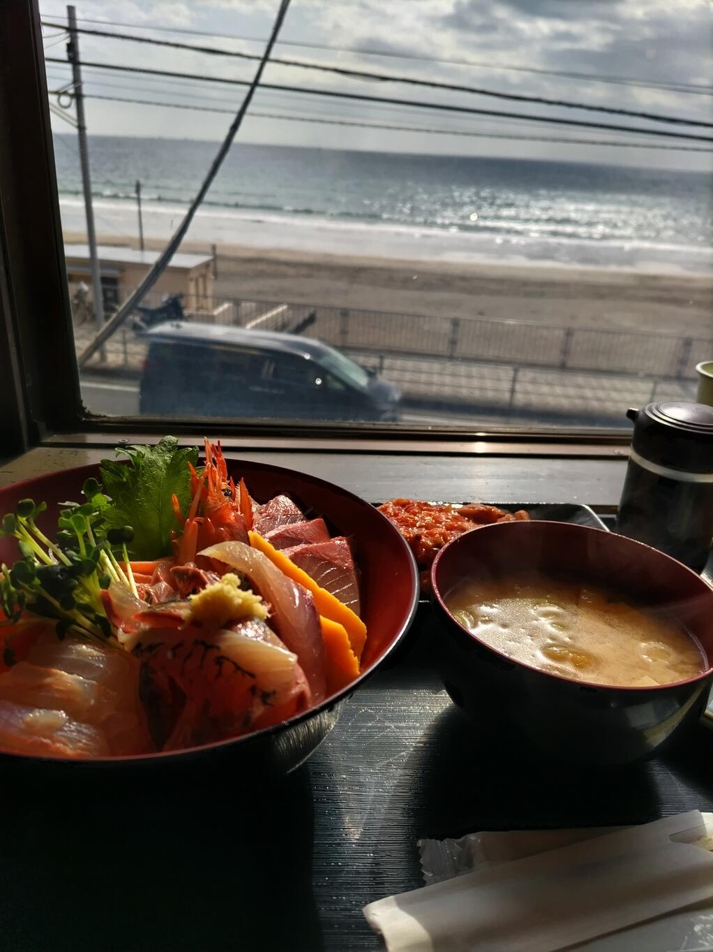 魚〇 朝採れ鮮魚の海鮮丼-KAMAKURA- - 鎌倉市由比ガ浜/海鮮丼店 | Yahoo!マップ