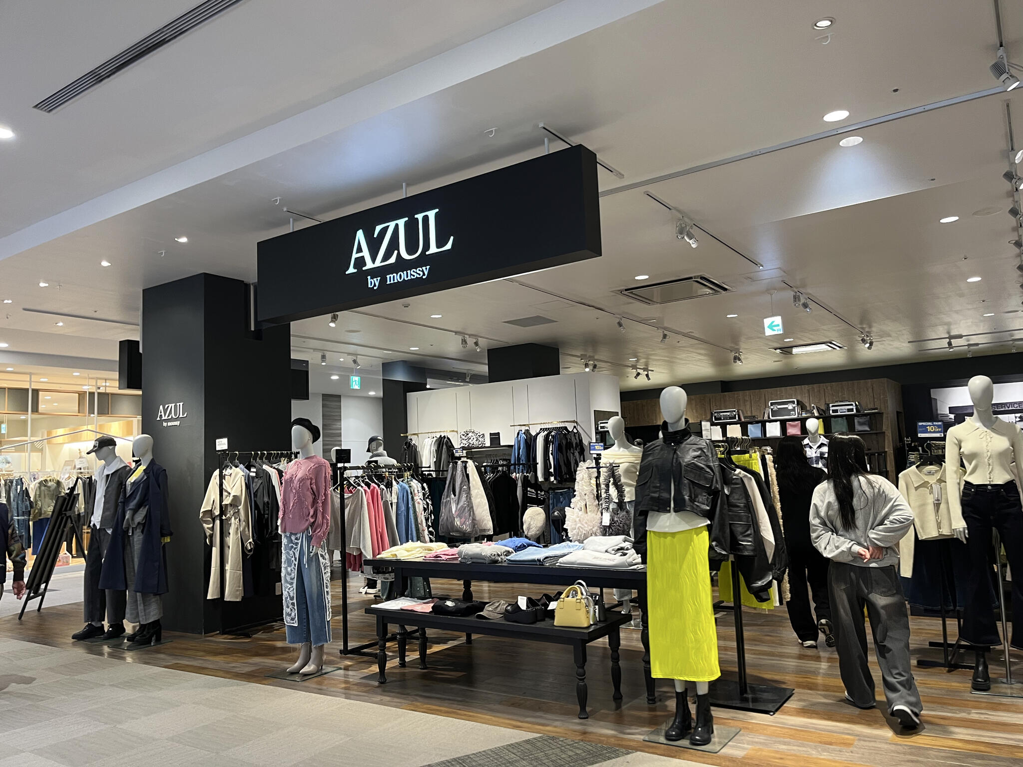AZUL BY MOUSSY イオンモール津南店 - 津市高茶屋小森町/衣料品店 | Yahoo!マップ
