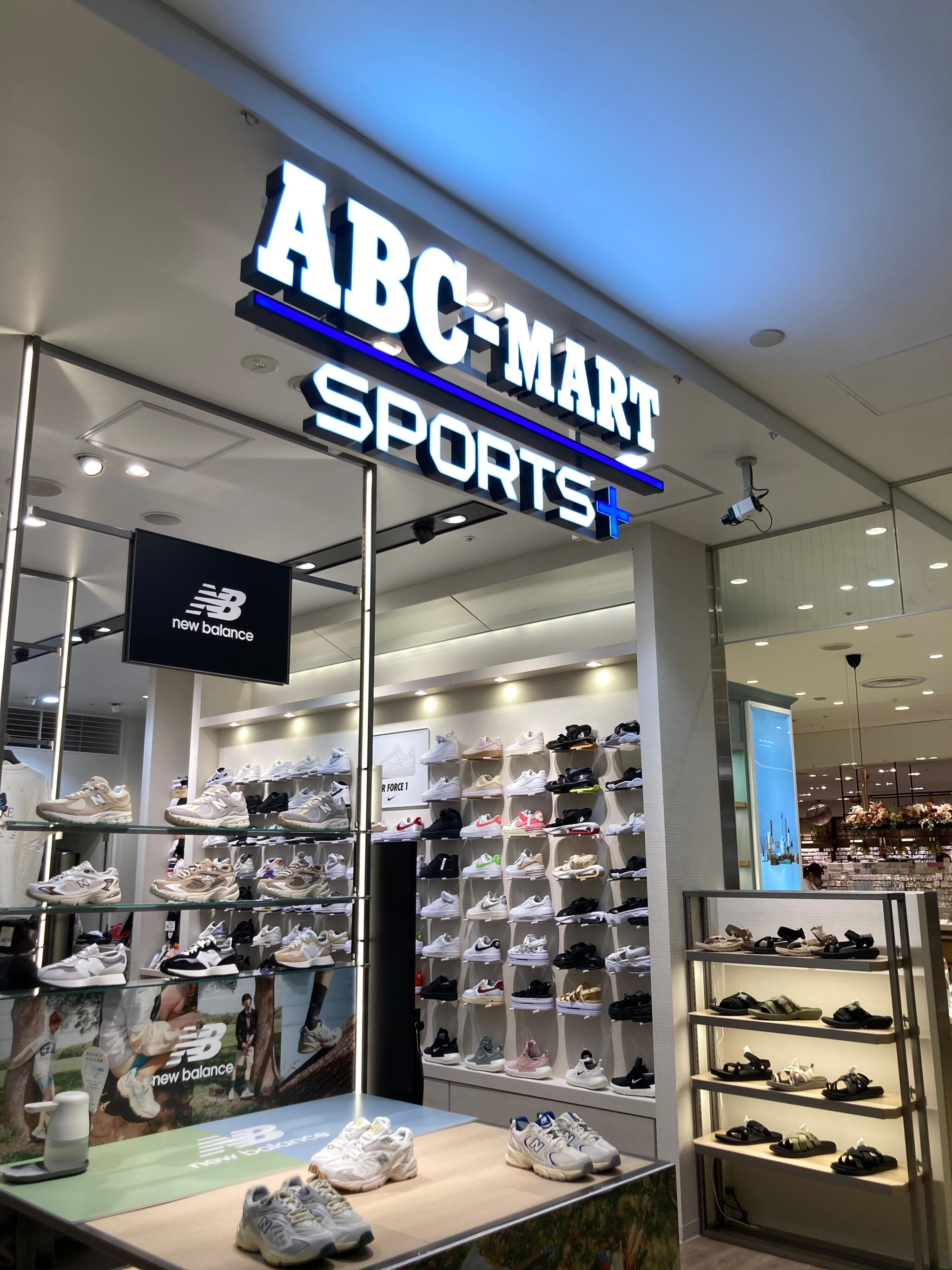 ABCマート GRAND STAGEルミネ新宿ルミネ2店 - 新宿区新宿/靴店 | Yahoo!マップ