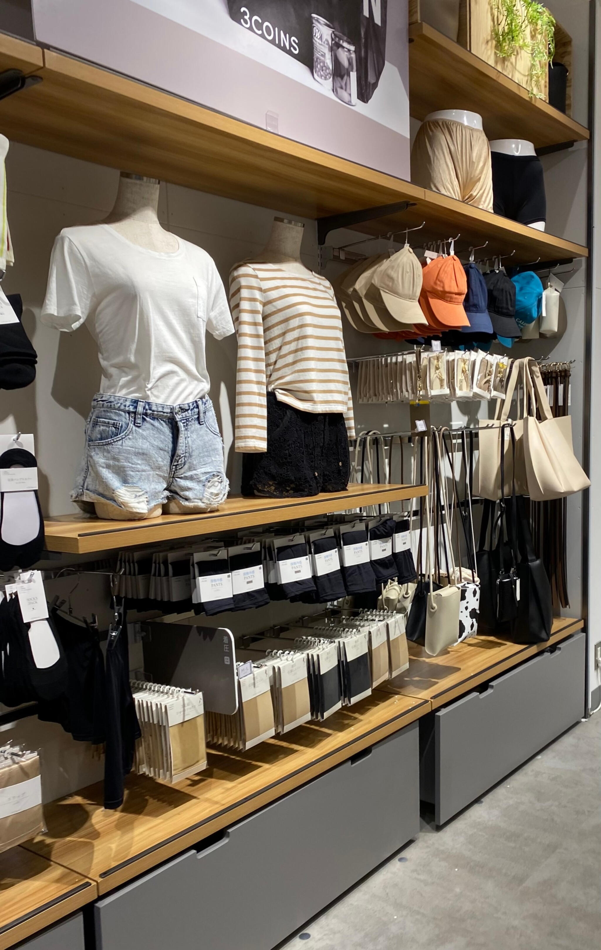 3COINS +plus THE OUTLETS SHONAN HIRATSUKA店 - 平塚市大神/300円ショップ | Yahoo!マップ