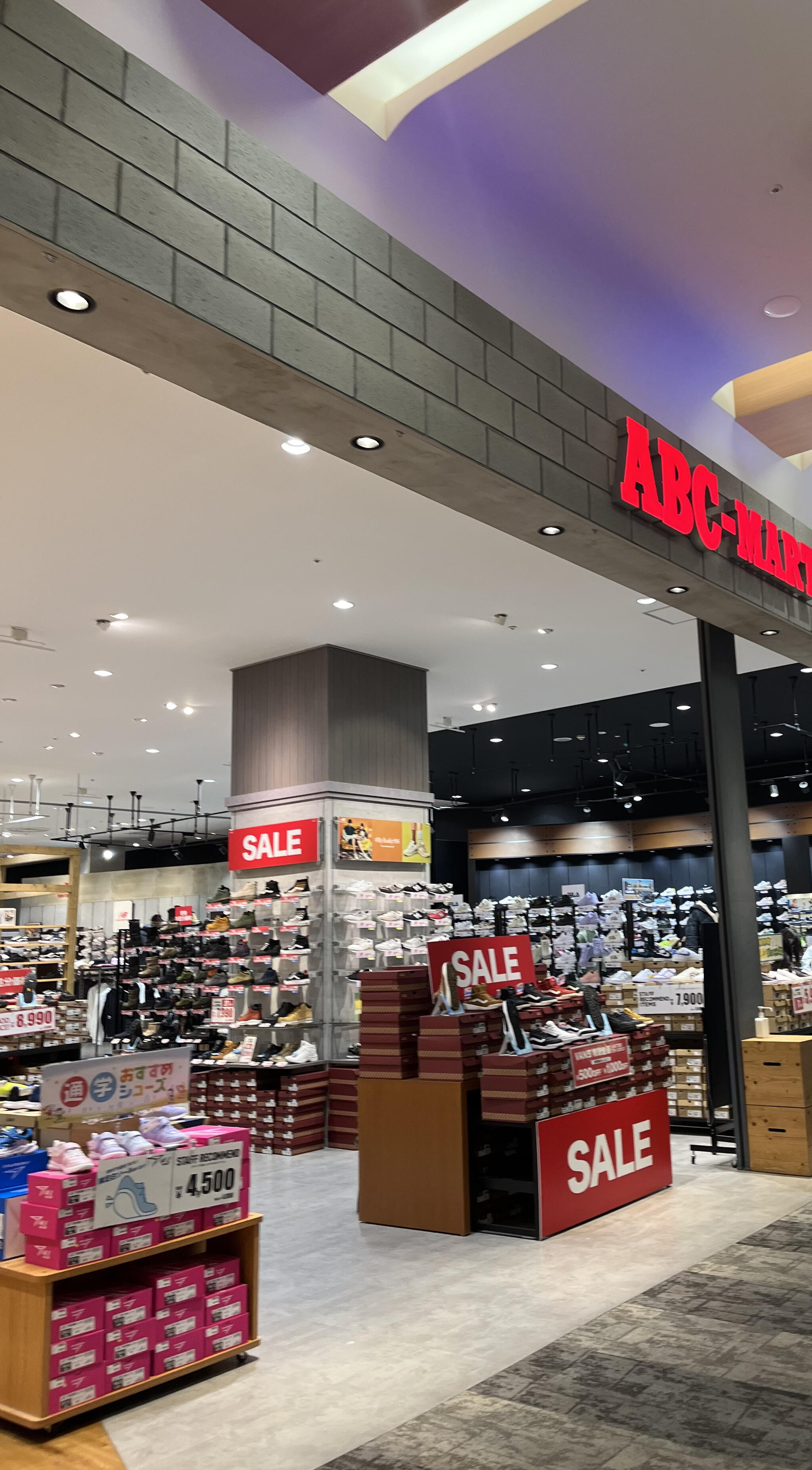 ABCマート メガステージイオンモール札幌発寒店 - 札幌市西区発寒八条/靴店 | Yahoo!マップ