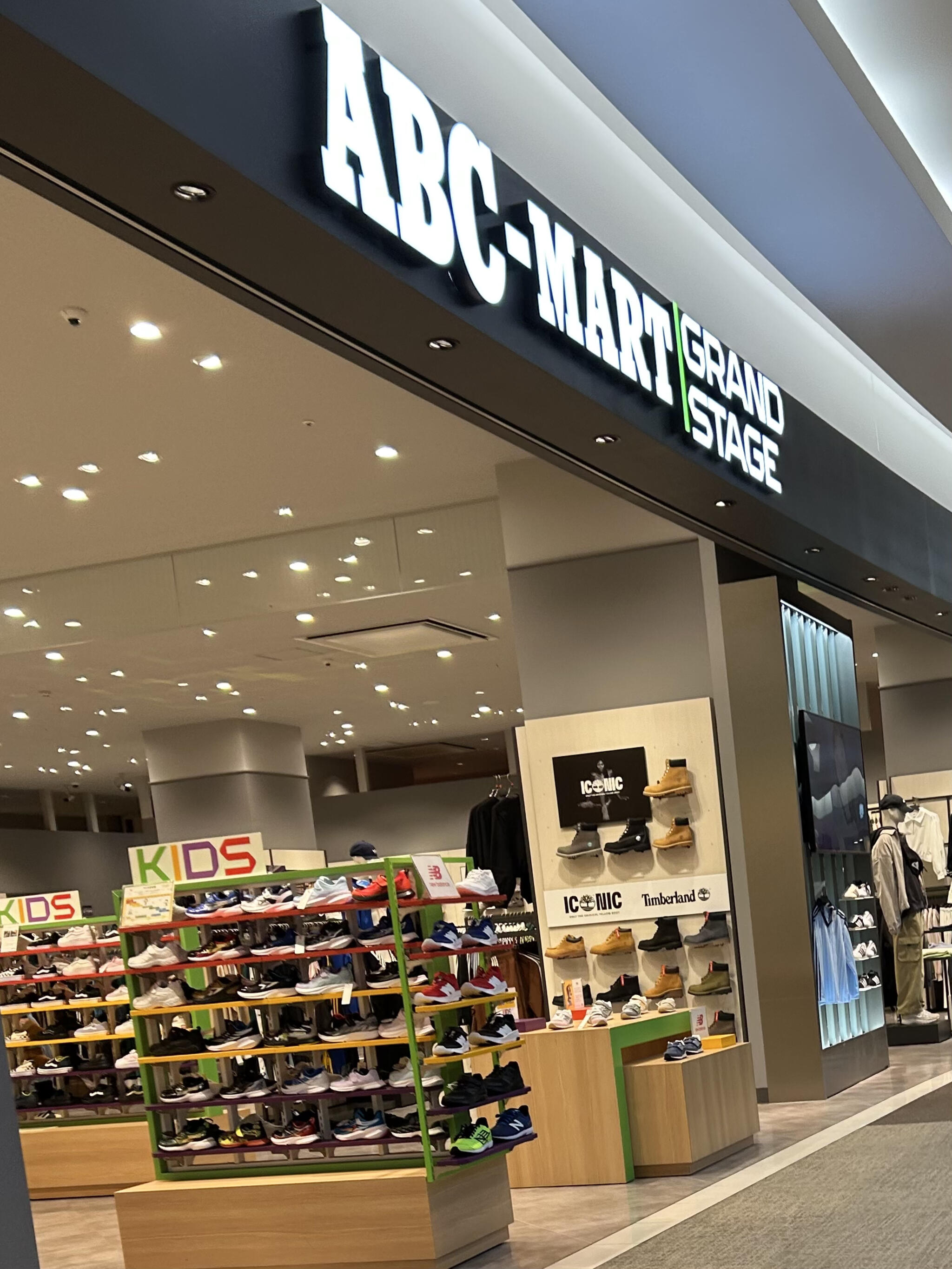 写真 : ABCマート GRAND STAGEけやきウォーク前橋店 - 前橋市文京町/靴店 | Yahoo!マップ