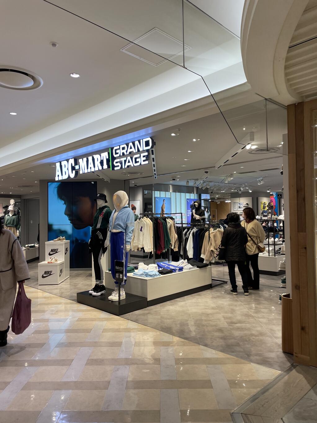 ABCマート GRAND STAGEルミネ横浜店 - 横浜市西区高島/靴店 | Yahoo!マップ