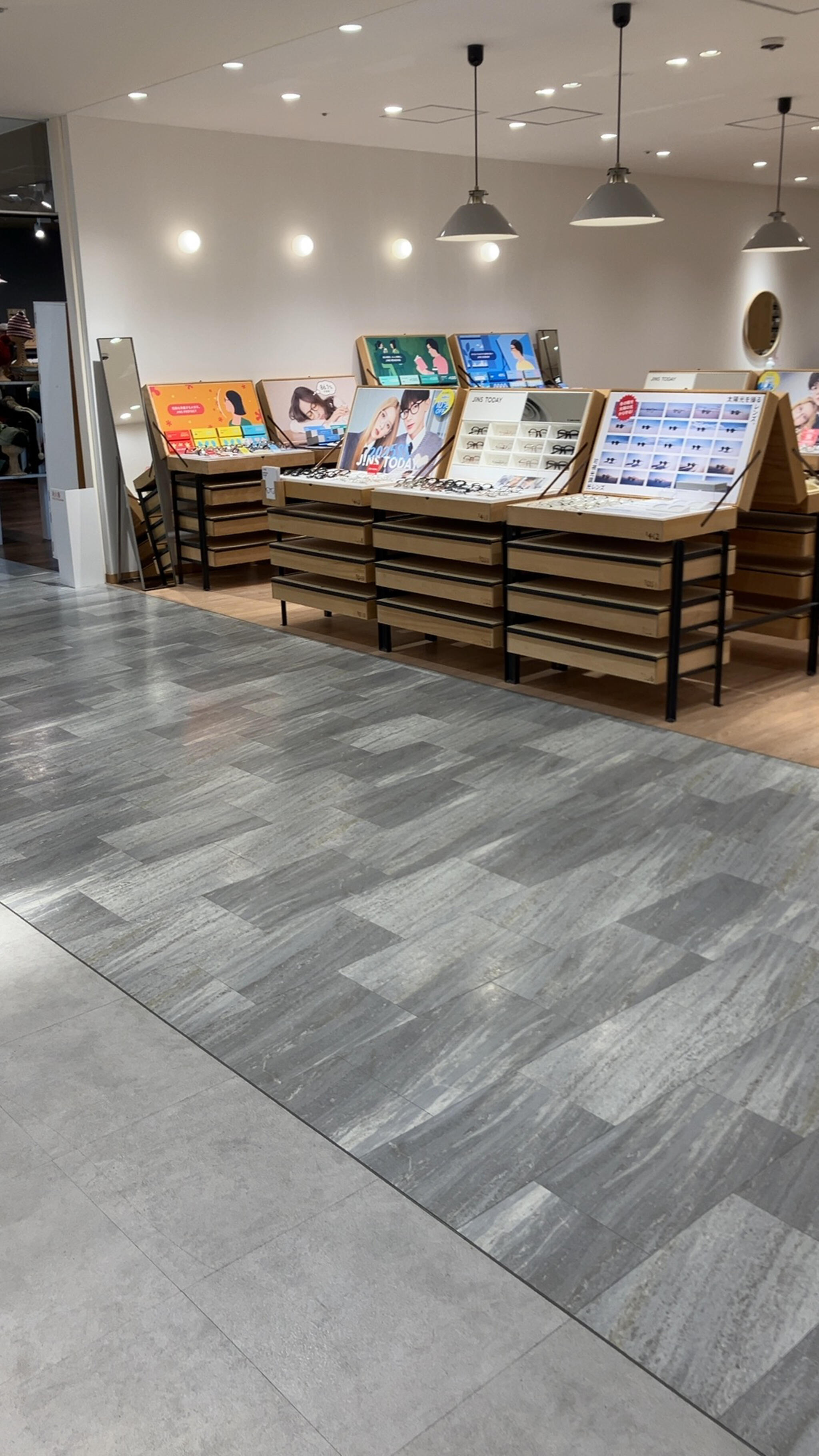 JINS 池田IKEDIA店 - 池田市呉服町/メガネ店 | Yahoo!マップ