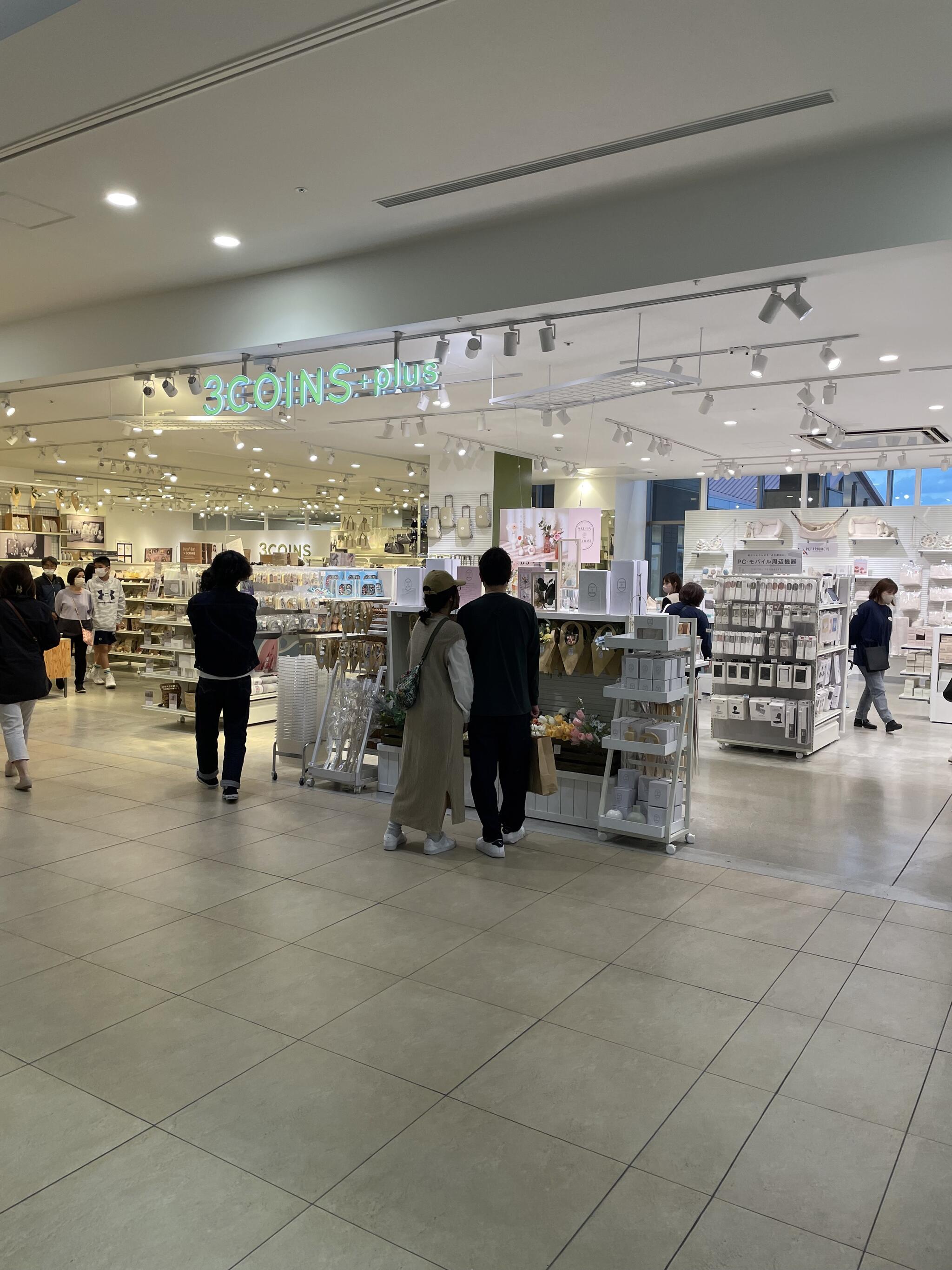 3COINS +plus イオンモール沖縄ライカム店 - 中頭郡北中城村字ライカム/300円ショップ | Yahoo!マップ