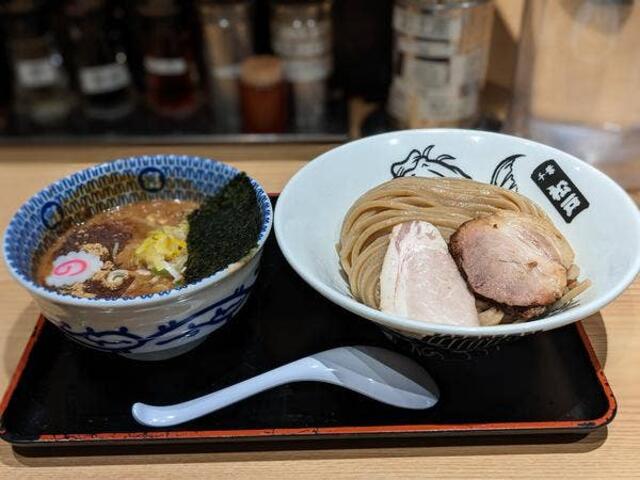 写真 : 中華蕎麦 とみ田 松戸富田麺業(千葉駅構内) - 千葉市中央区新千葉/つけ麺店 | Yahoo!マップ
