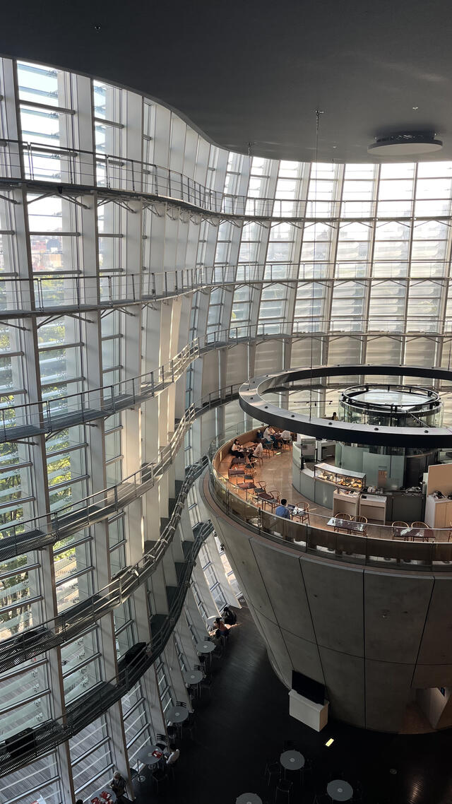 写真 : 国立新美術館 - 港区六本木/美術館 | Yahoo!マップ